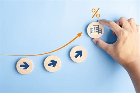 회사 비즈니스 성장 성공 달성 개념 개발 리더십 및 고객 대상 그룹 개념을 계획하기 위해 계단 또는 사다리로 나무 블록 쌓기를 손으로 배열합니다 가상현실에 대한 스톡 사진