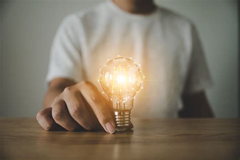 나무 테이블에 전구를 들고 손으로 영감 창조적 아이디어 사고와 미래 기술 혁신의 개념 사색에 대한 스톡 사진 및 기타 이미지 사색 불타는 듯한 절전형 전구 Istock