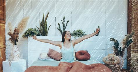 아침에 일어나면서 스트레칭을 하는 아름다운 젊은 웃는 여자 사진 Unsplash의 아름다움 이미지