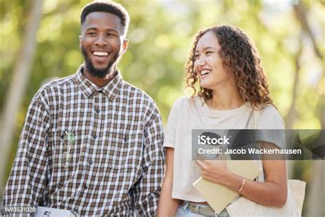사랑 커플 친구 야외 산책과 기쁨으로 행복 좋은 시간을 함께 휴식 로맨스 캠퍼스의 흑인 남녀 학생과 쾌활한 관계 여름과 방학