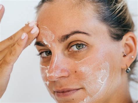 Дерматологи пояснили чи можна нанести крем для тіла на обличчя та що буде Facial Lotion Anti