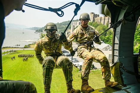 Part I Air Assault School Leaders Motivate Participants To Strive For