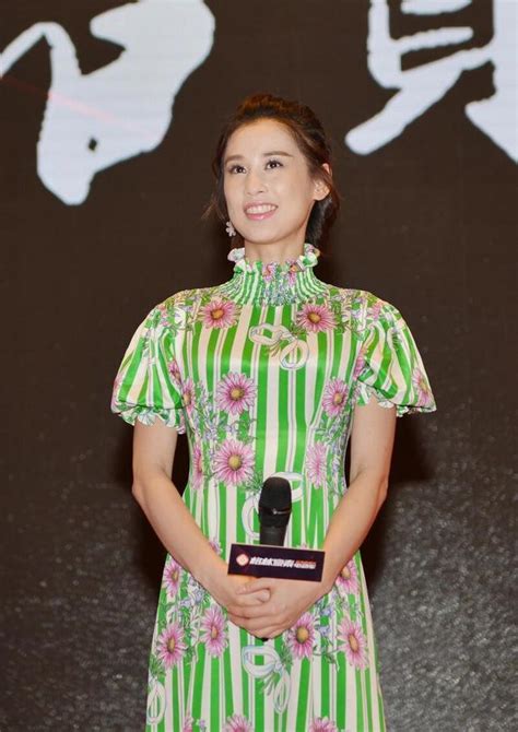 黃聖依的衣品有點迷，粉配綠的「花瓶」裙也能穿，意外的挺減齡 每日頭條