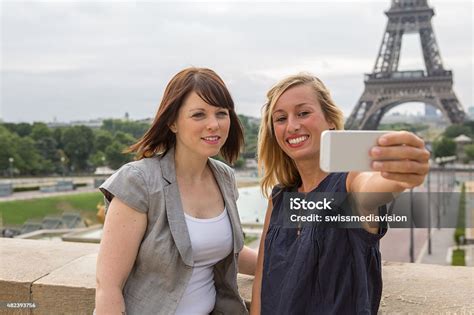 두 걸스 Taking Selfies 파리 Eiffel Tower여름 2015년에 대한 스톡 사진 및 기타 이미지 2015년