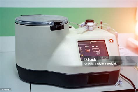 Mesin Otomatis Modern Untuk Pengujian Darah Sentrifuge Dan Urin Foto Stok Unduh Gambar