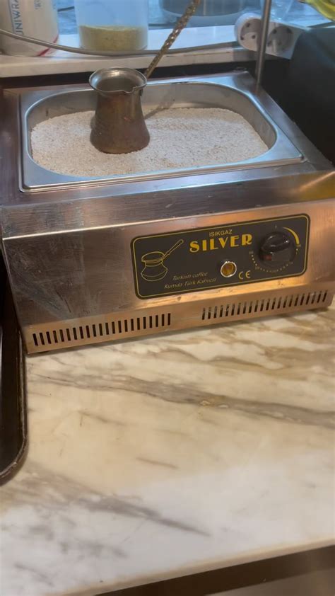 터키 커피는 터키의 전통적인 음료 중 하나로 특별한 방식으로 만들어집니다 터키 커피는 미세하게 분쇄된 커피콩을 뜨거운 물에