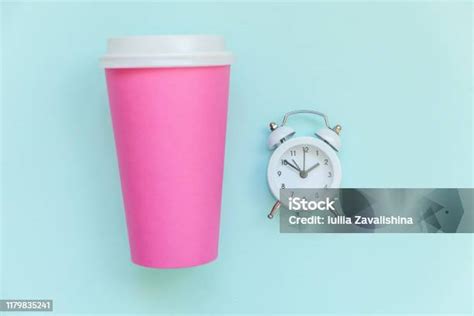 블루 파스텔 컬러의 배경에 고립 된 심플 한 평면 디자인 핑크 종이 커피 컵과 알람 시계 개념에 대한 스톡 사진 및 기타 이미지 개념 공란 광고 Istock