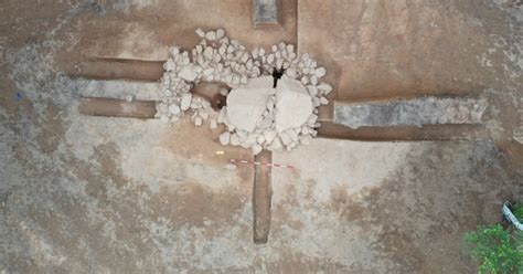 한쪽 벽 뜯고 출입할수 있는 신라 앞트기식 돌방 무덤 확인