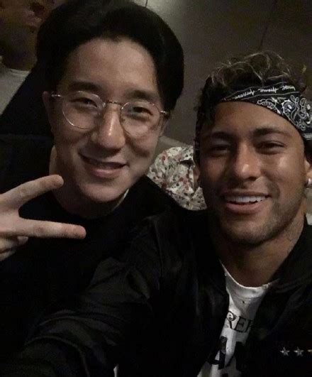 内马尔变迷弟与莫文蔚和成龙父子合影超激动 手机凤凰网