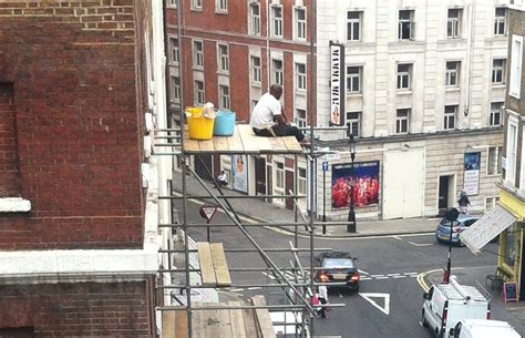 Dangerous Scaffolding Work Seguro