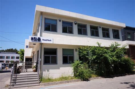 The Picker 국내 최초 프리사이클링 스토어인 더피커에는 18가지의 친환경 곡물과 견과류 그리고 소규모 직거래 과채소를 판매하고 있어요 바로 옆에서는