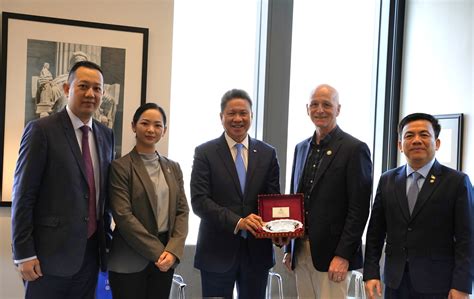 ឯកឧត្តមឧបនាយករដ្ឋមន្ត្រី អនុប្រធានទី១ ក្រុមប្រឹក្សាអភិវឌ្ឍន៍កម្ពុជា អញ្ជើញជួបសម្តែងការគួរសម