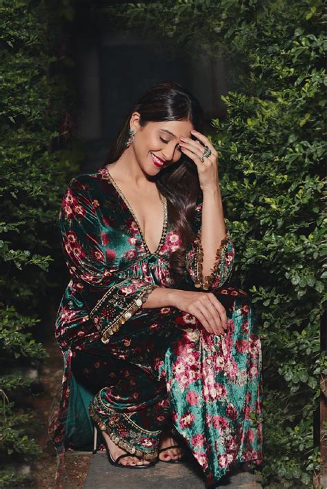 Regina Cassandra చూపులతో చంపేస్తున్న రెజీనా కసాండ్రా Namasthe Telangana