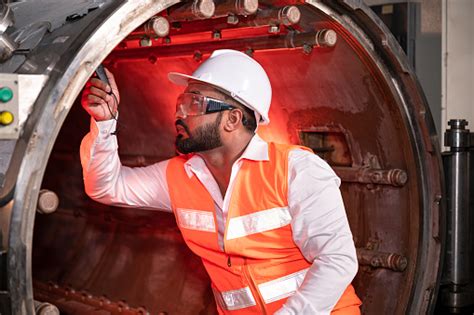 공장에 있는 노트북 컴퓨터를 가진 기계를 검사하는 검사관 엔지니어 20 24세에 대한 스톡 사진 및 기타 이미지 20 24세 건설 기계류 건설 현장 Istock