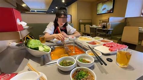 我以为只有便宜的吉野家用料理包连海底捞也这么干北京地区的海底捞猪肚鸡全锅底的价格是94元前几天海底捞1段视频 雪球