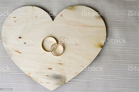 마음을 나무에 금 결혼 반지입니다 밝은 빛나는 매력적인 유행 비싼 마음 나무로 만든 액세서리와 함께 발렌타인 베이지색 직물의 배경 결혼 의식에 대한 스톡 사진 및 기타