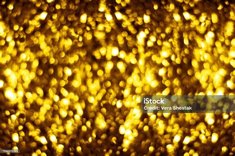 흐리게 황금 반짝 반짝이 Bokeh 배경 디 포커 노란색 쉬머 배경 디자인 골드 빛나는 라운드 거품 흐림 효과 축제 새 해와 크리스마스 휴일 배너 개념 복사 공간 0명에