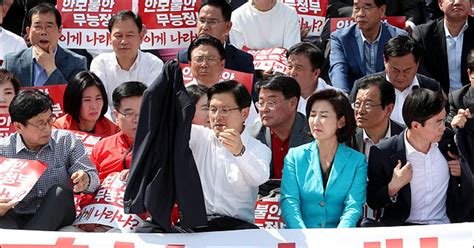 겉옷 벗는 황교안 대표