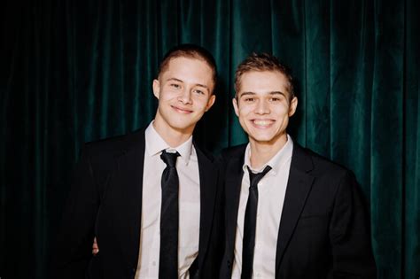 «Эу пацан Чипсов и сухариков не желаешь Актёры сериала «Слово пацана выпустили линейку еды