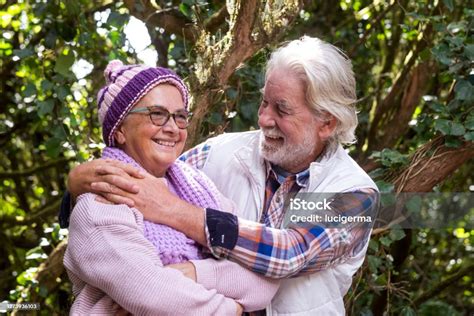 가을 시즌 동안 숲에서 하이킹을 즐기는 선임 은퇴 한 사람들의 미소 사진 흰 머리와 수염을 가진 남자 자연의 사랑과 활동적인 은퇴 한 노인의 개념 2명에 대한 스톡 사진 및