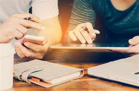 팀 Businessmans 직업입니다 오픈 스페이스 사무실에서 노트북으로 작업 진행 중인 회의 보고서입니다 태양 섬광 효과 기업 재무와 산업에 대한 스톡 사진 및 기타