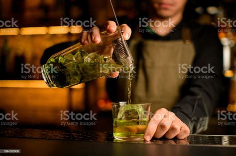 남성 손이 칵테일과 함께 믹싱 컵을 들고 체 를 통해 바 카운터의 유리에 부어 넣는 모습의 정면 모습 모션에 대한 스톡 사진 및 기타 이미지 Istock