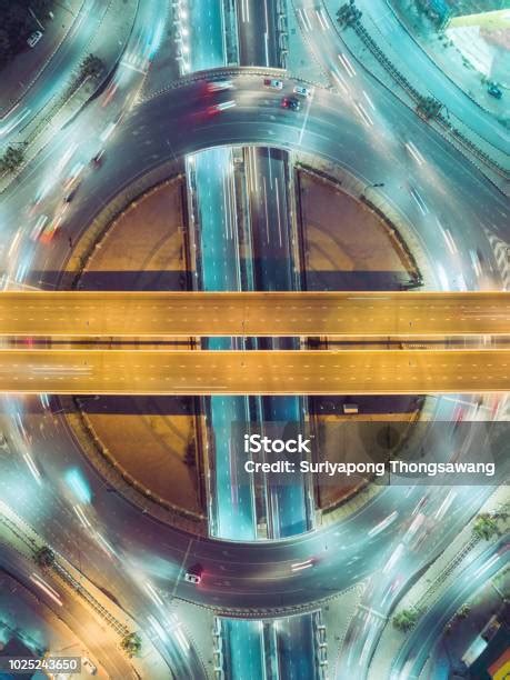 교통 유통 또는 트래픽 배경에 대 한 황혼에 공중 보기 고속도로로 교차로 거리에 대한 스톡 사진 및 기타 이미지 거리 건축 고가 도로 도로 교차로 Istock