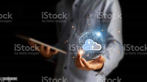 손 클라우드 기술 데이터 저장 데이터 전송 네트워크 및 인터넷 서비스 개념 인터넷 스토리지 네트워크 기술에 표시된 클라우드 컴퓨팅 인터넷 호스팅 서비스에 대한 스톡 사진 및