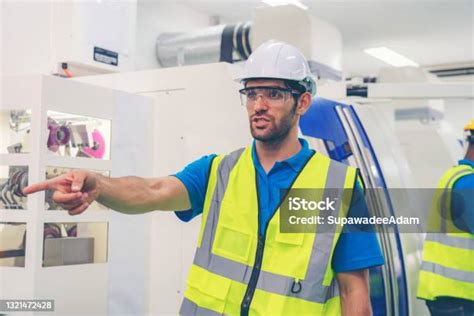 공장 산업용 제어 기장 Cnc 기계를 사용하는 도우미 25 29세에 대한 스톡 사진 및 기타 이미지 25 29세 30 34세 Cnc 장치 Istock