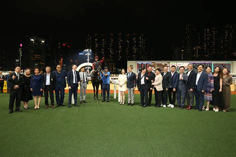 跑馬地馬場｜天王郭富城愛駒「舞林密碼」奪冠心情興奮 偕愛妻方媛拉頭馬現場曝光真實身高 Uhk 港生活