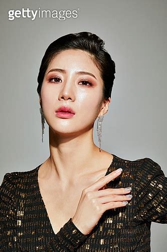 의료성형뷰티 청년여자 얼굴 사람머리 클로즈업 뷰티 아름다움 미녀 사람피부 헤어스타일 매력적인여성 섹시 컨셉 유혹적인여자 미녀 이미지