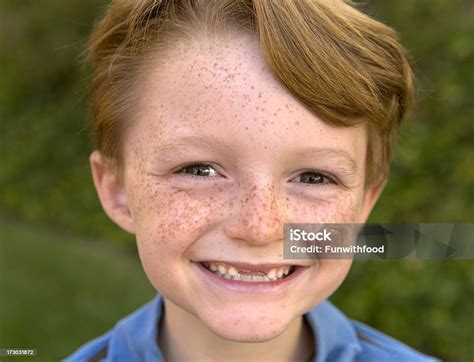 남자아이 빨간 머리 주근깨 변모시키십시오 하위 미소 미싱 이 아이에 대한 스톡 사진 및 기타 이미지 아이 벌어진 이빨 주근깨 Istock
