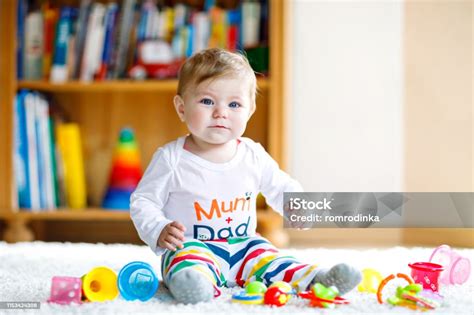 사랑 스러운 아기 소녀 보육에서 교육 장난감을가지고 노는 집에서 다채로운 다른 장난감으로 재미 있는 행복 한 건강 한 아이 아기 개발 및 첫 번째 단계 학습 재생 하 고