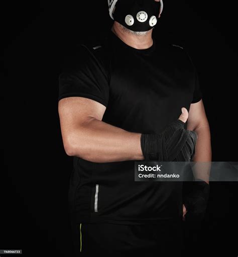검은 색 유니폼을 입은 운동 선수 훈련 마스크와 검은 붕대에 싸인 손 감탄에 대한 스톡 사진 및 기타 이미지 감탄 건강
