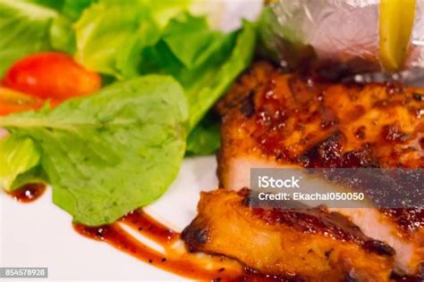 구운된 감자를 접시에 치킨 스테이크와 야채 전통 요리 구이 그릴 주방입니다 가정 주방에 대한 스톡 사진 및 기타 이미지 가정 주방 가정의 방 감자 요리 Istock