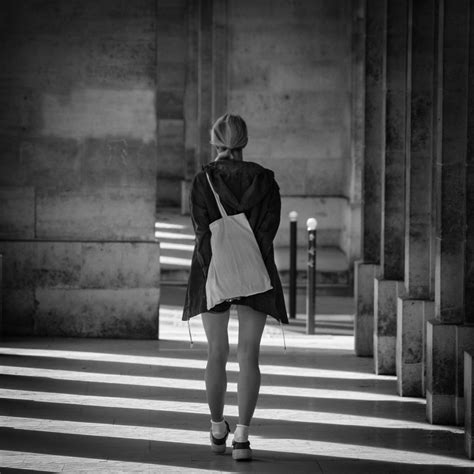 무료 이미지 빛 검정색과 흰색 도로 화이트 거리 사진술 원근법 파리 서 있는 좌석 유행 검은 단색화 하부 구조 신발류 스냅 사진 젊은 여성
