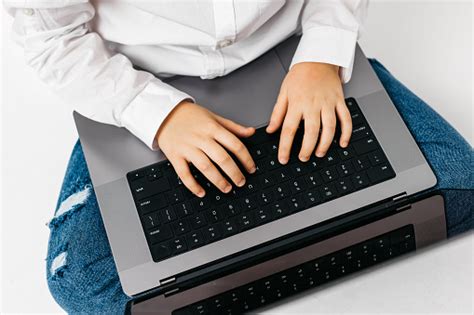 터치 스크린이 있는 노트북을 사용하여 키보드를 타이핑하는 어린 여학생 소녀 집에서 교육 수업의 온라인 과정 원격 교육 과정 원격 화상 회의 학교에서 공부하는 여학생 8 9