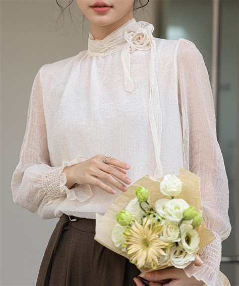 포앤바이앤 로맨틱 장미 블라우스 하이넥 퍼프 벌룬 시스루 긴소매 무지 단색 플라워장식 쉬폰 러블리 여성스러운 단아한 우아한 하늘하늘 하객룩