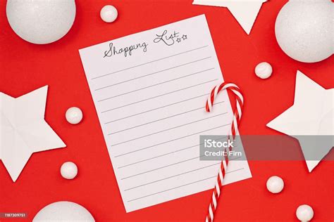 밝은 빨간 배경에 사탕 지팡이 눈과 별 같은 빈 쇼핑 체크 리스트와 계절 장식 과 상단보기 평면 누워 크리스마스 쇼핑을위한 개념 쇼핑목록에 대한 스톡 사진 및 기타 이미지