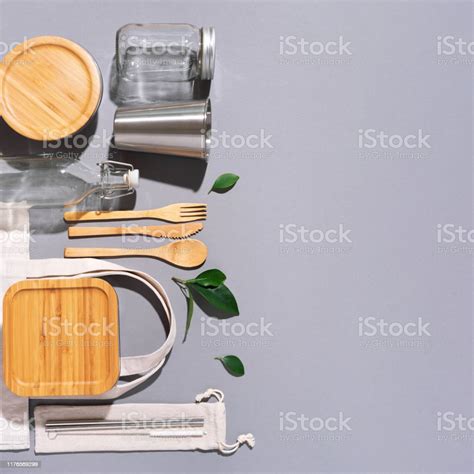 지속 가능한 라이프 스타일 제로 폐기물 플라스틱 무료 쇼핑 개념 면 가방 유리 항아리 병 금속 컵 마시는 빨대 대나무 칼붙이 및