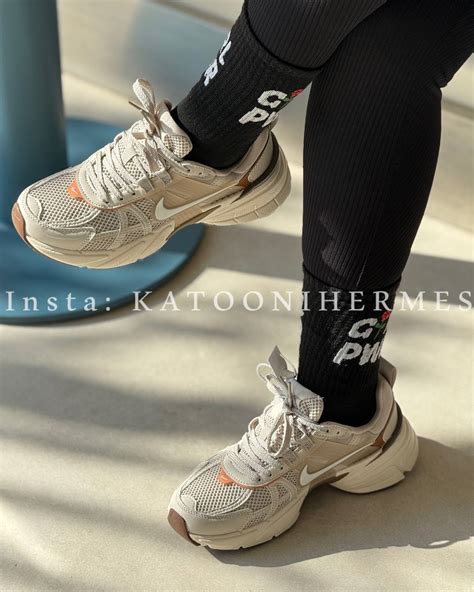 کتونی دخترانه و زنانه نایکی وی تو کی ران Nike V2k Run Katoonihermesir