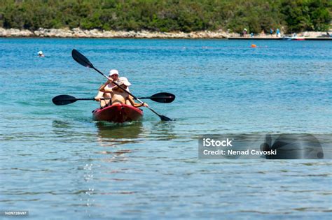 카약으로 여행하는 아버지와 아들 물에서의 활동 열대 이국적인 섬 만에서 카누의 개념 열대 바다에서 카약을 타는 행복한 아버지와 아들 바다 카약 항해 바다 카약에 대한 스톡