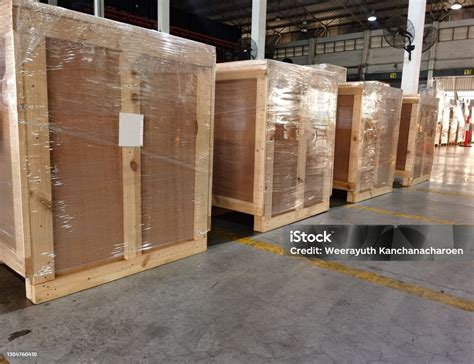화물 물류 및 운송 산업 배달 서비스에서 물품을 수출 및 분류하기 위해 내부 창고화물의 팔레트 및 목재 케이스에 배송 상자 0명에 대한 스톡 사진 및 기타 이미지 Istock