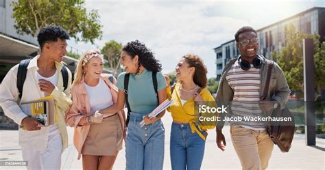 웃는 얼굴로 대학 캠퍼스에서 친구들과 친구들과 다양한 수업을 나누는 행복한 대학과 대화 학교 교육 학생 및 농담과 배낭을 가지고 야외에서 사람들과 함께 학습 아카데미 18