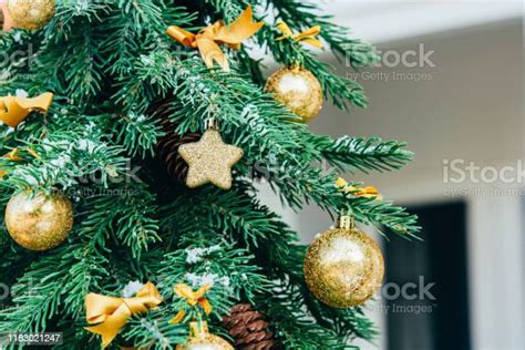 크리스마스 배경입니다 황금 공을 가진 녹색 전나무 나무입니다 12월에 대한 스톡 사진 및 기타 이미지 12월 1위 가문비나무 Istock