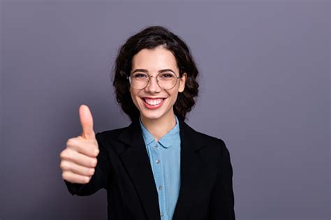 귀여운 매력적인 밀레니얼 세대 의 사진을 닫아 세련된 세련된 물결 모양의 곱슬 헤어 스타일 착용 블랙 블레이저 재킷 승인 선택