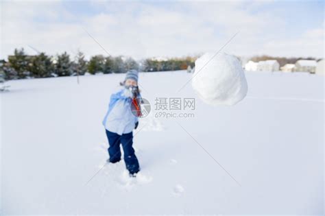 年轻女孩朝相机扔雪球高清图片下载 正版图片502885031 摄图网