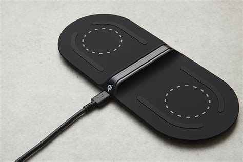 This Qi Wireless Charger Base Powers Devices At Once
