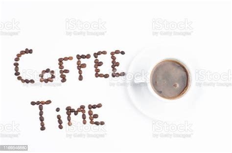 흰색 배경에 고립 된 커피 콩과 커피 컵 커피 시간입니다 공간을 복사합니다 0명에 대한 스톡 사진 및 기타 이미지 0명 갈색 개념 Istock