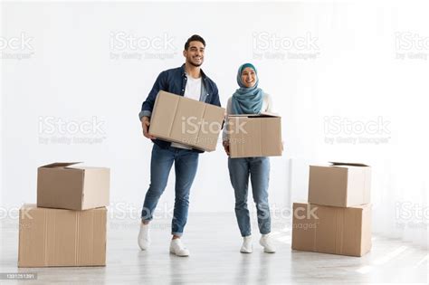 종이 상자를 들고 새 아파트로 이사하는 젊은 무슬림 부부 새 집으로 이사에 대한 스톡 사진 및 기타 이미지 새 집으로 이사 이슬람교 구매 Istock